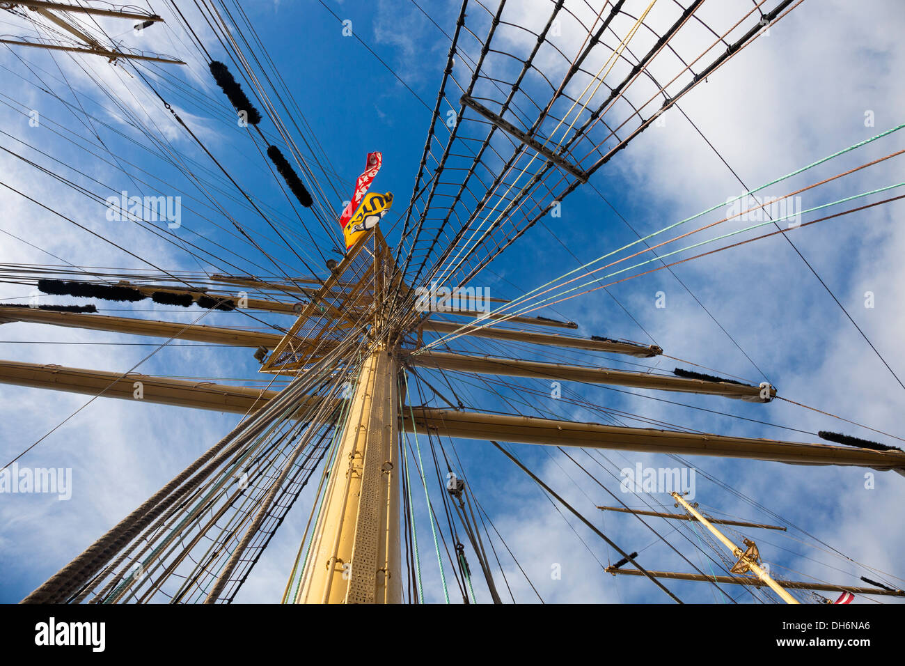 Ship shrouds hi-res stock photography and images - Alamy