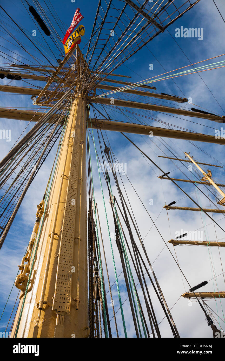 Mast and shrouds of sailing ship Stock Photo - Alamy