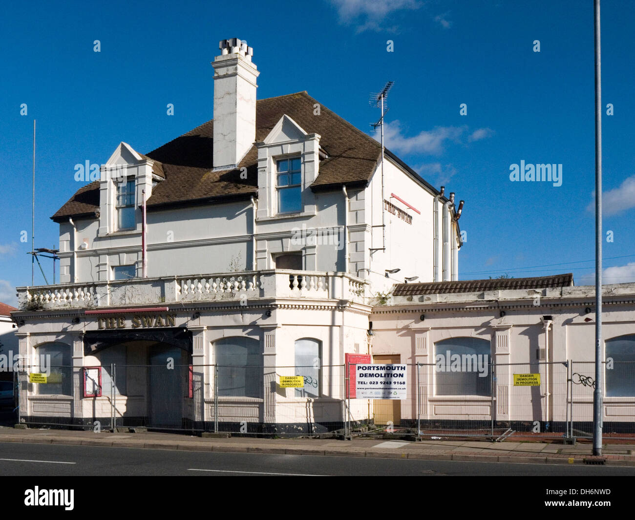 Demolition of pub hi-res stock photography and images - Alamy