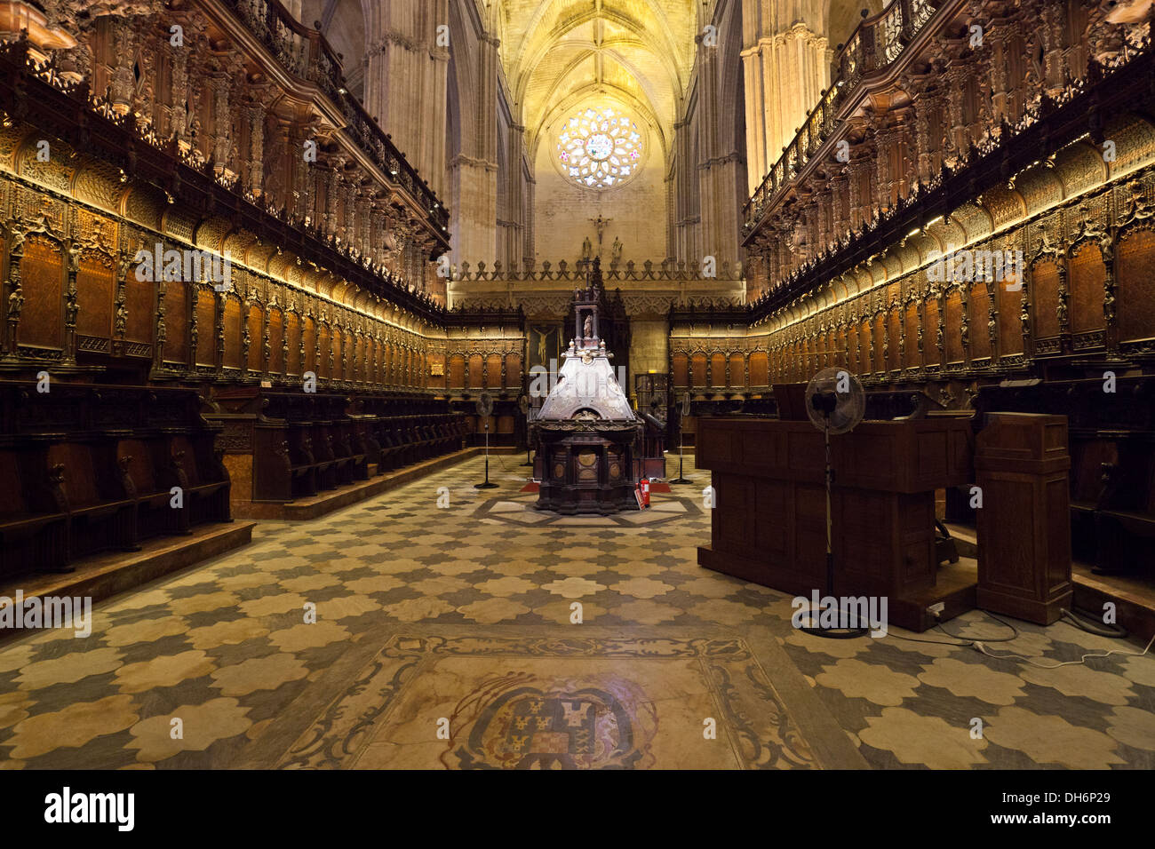 Seville cathedral interior hi-res stock photography and images - Alamy