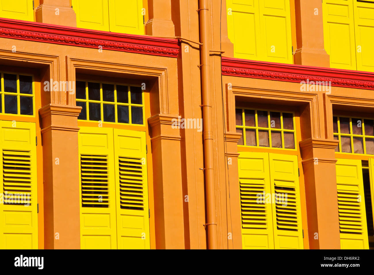Yellow colonial style building hi-res stock photography and images - Alamy
