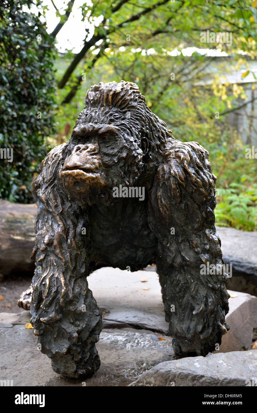 Statue of a gorilla at the zoo in Antwerp Stock Photo - Alamy