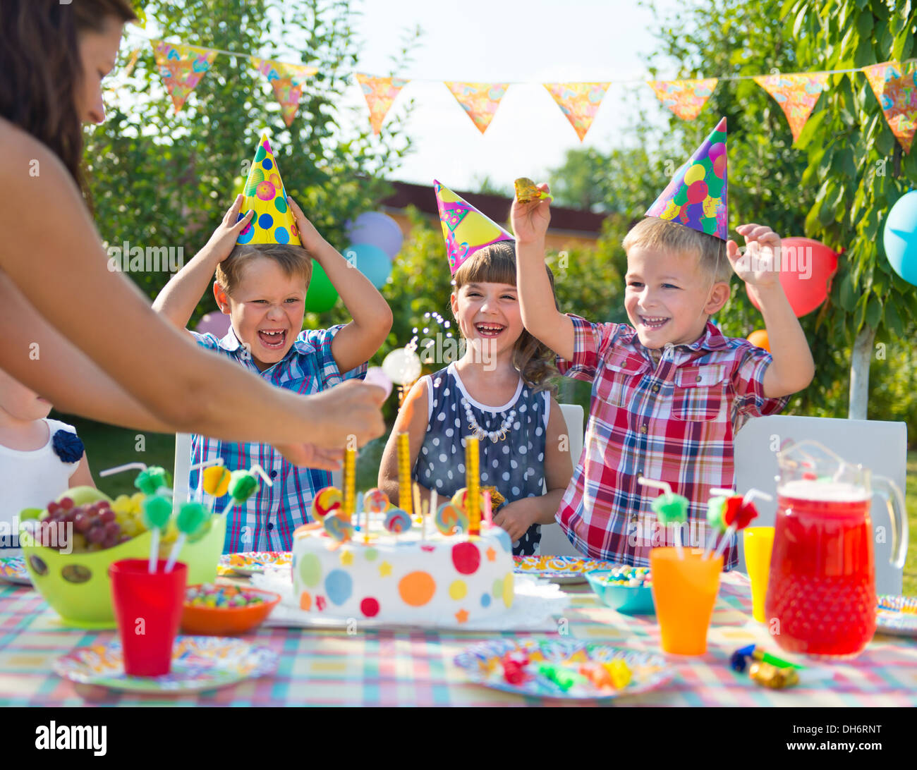 Kids outside birthday party hi-res stock photography and images - Alamy