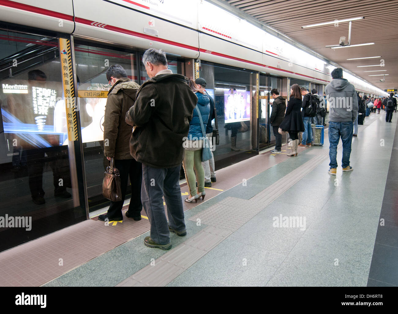 People's Square Metro Station - interchange between Lines 1, 2 and 8 ...