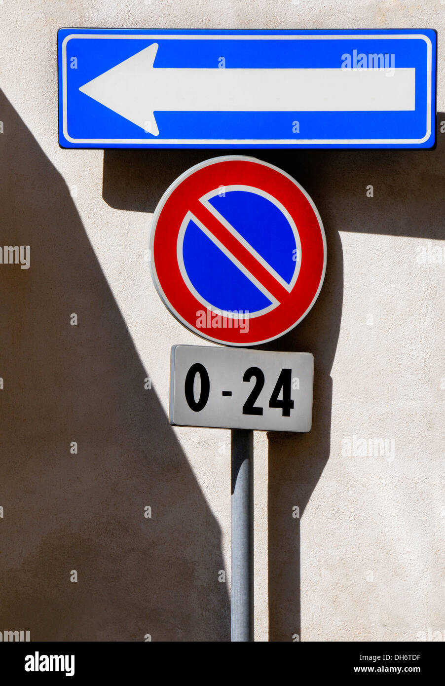 No waiting sign hi-res stock photography and images - Alamy