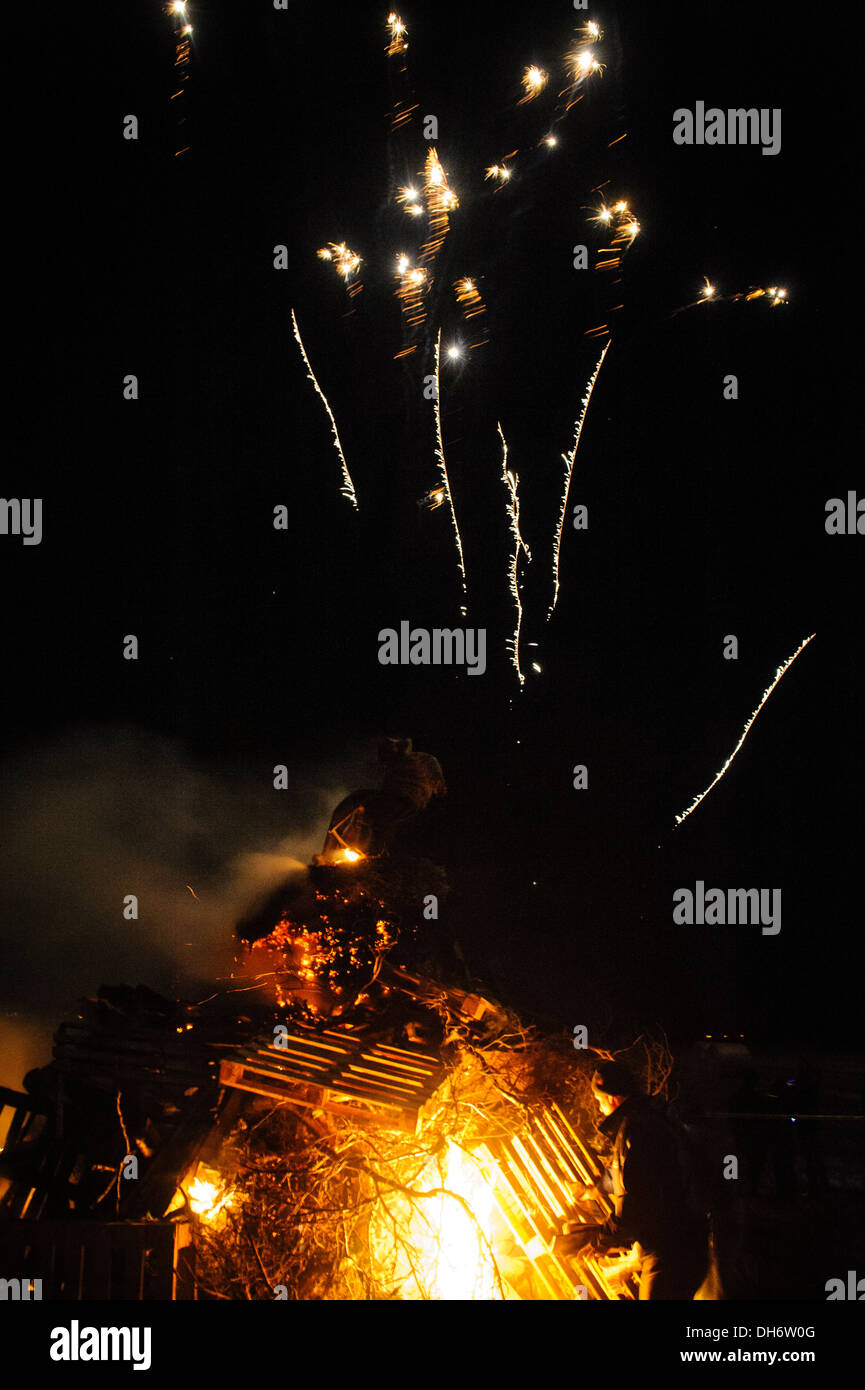 Guy fawkes bonfire fireworks hi-res stock photography and images - Alamy