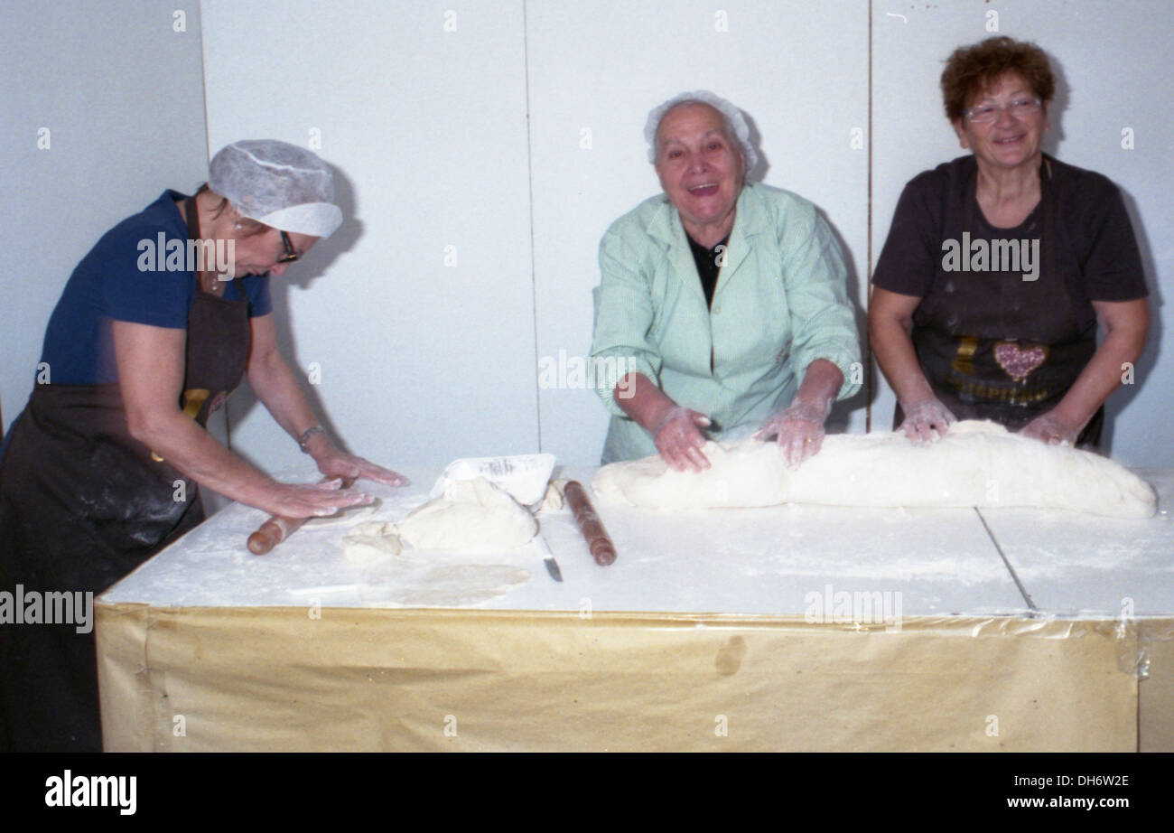 Italy women making pasta hi-res stock photography and images - Alamy
