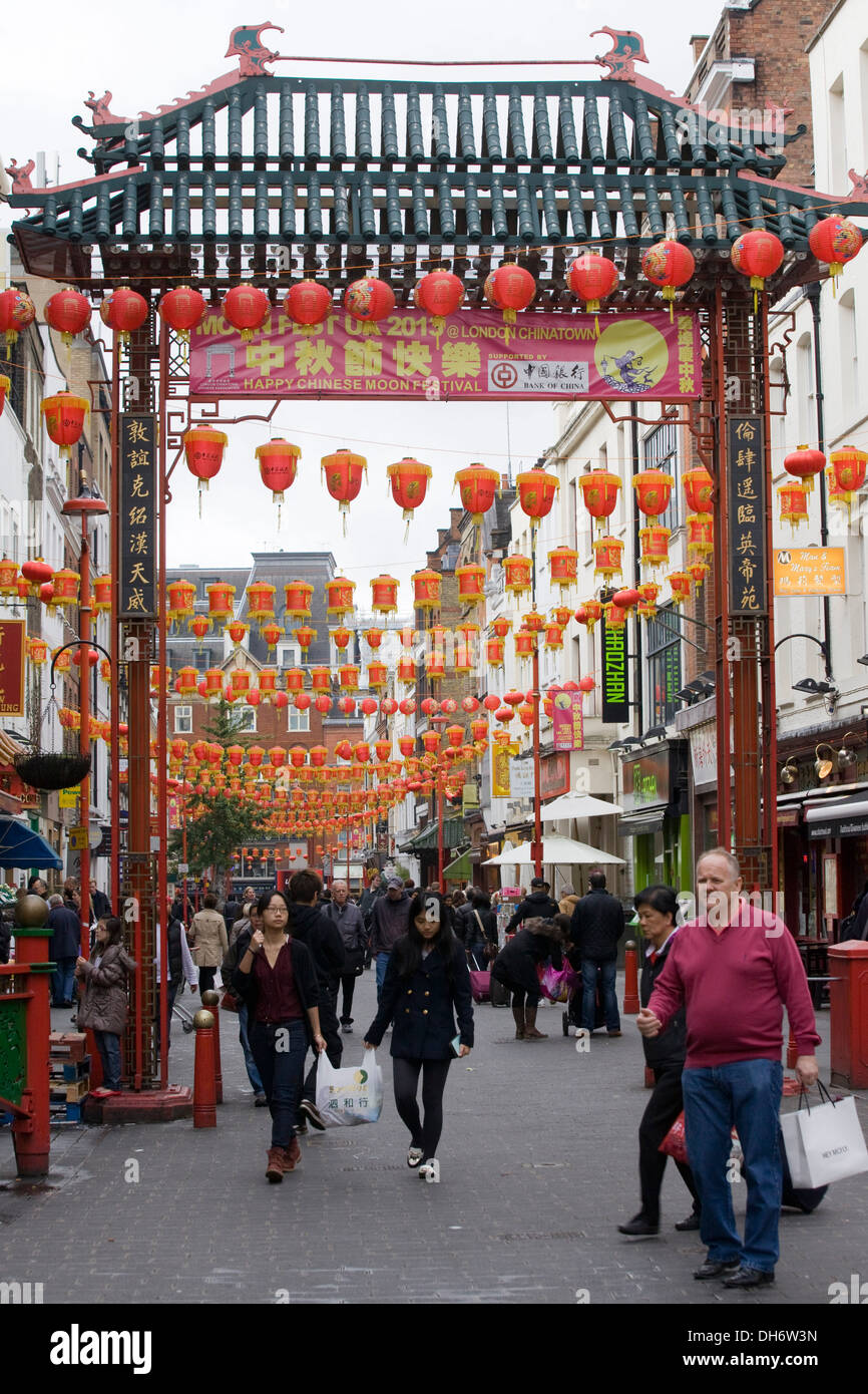 Chinese tourists london shops hi-res stock photography and images - Alamy