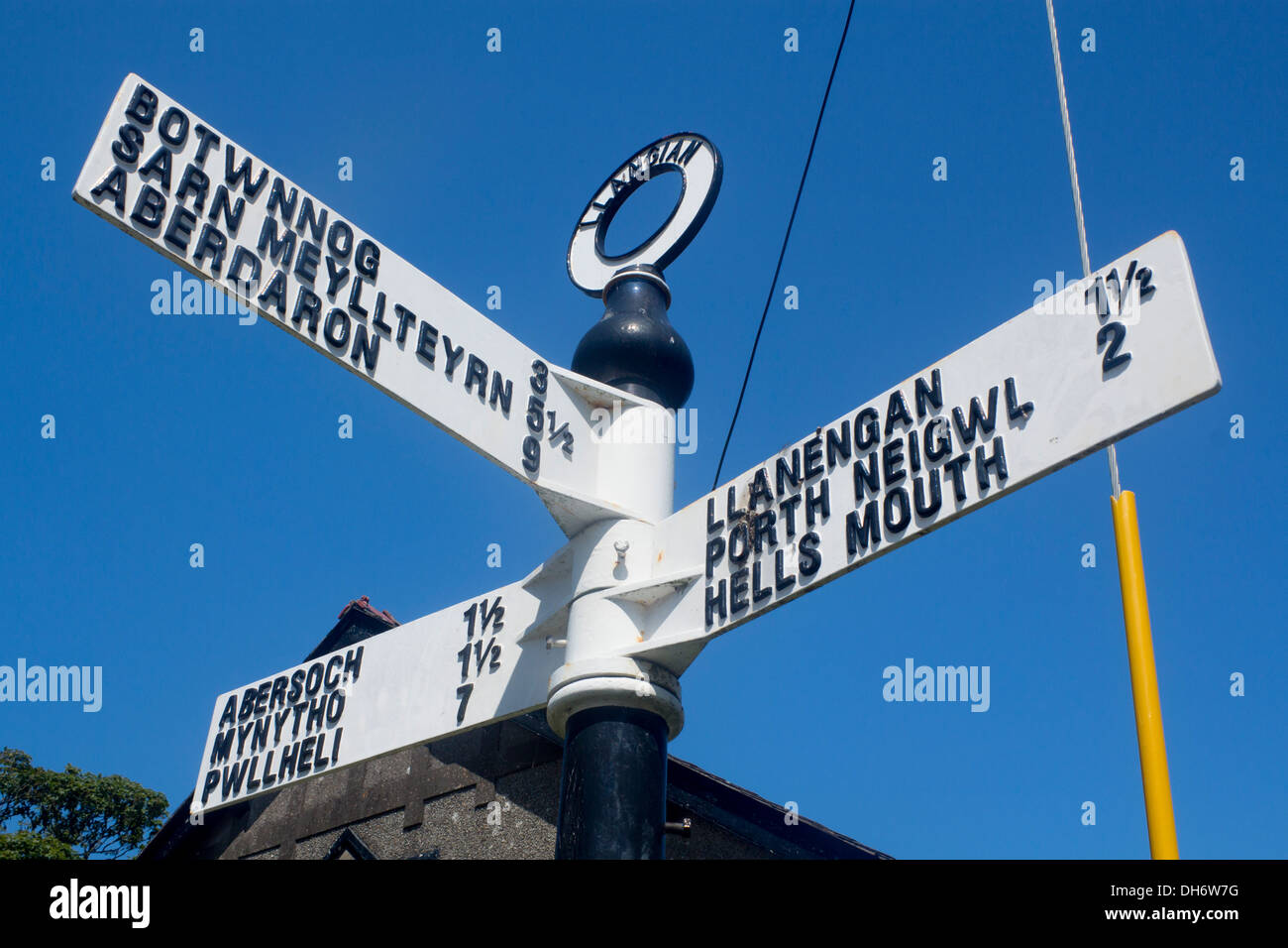 Welsh road signs hi-res stock photography and images - Alamy