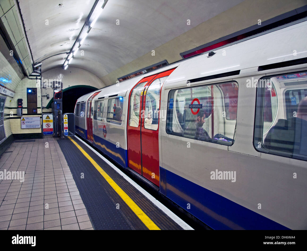 Bakerloo Line platform at Marylebone Underground Station, London Stock ...