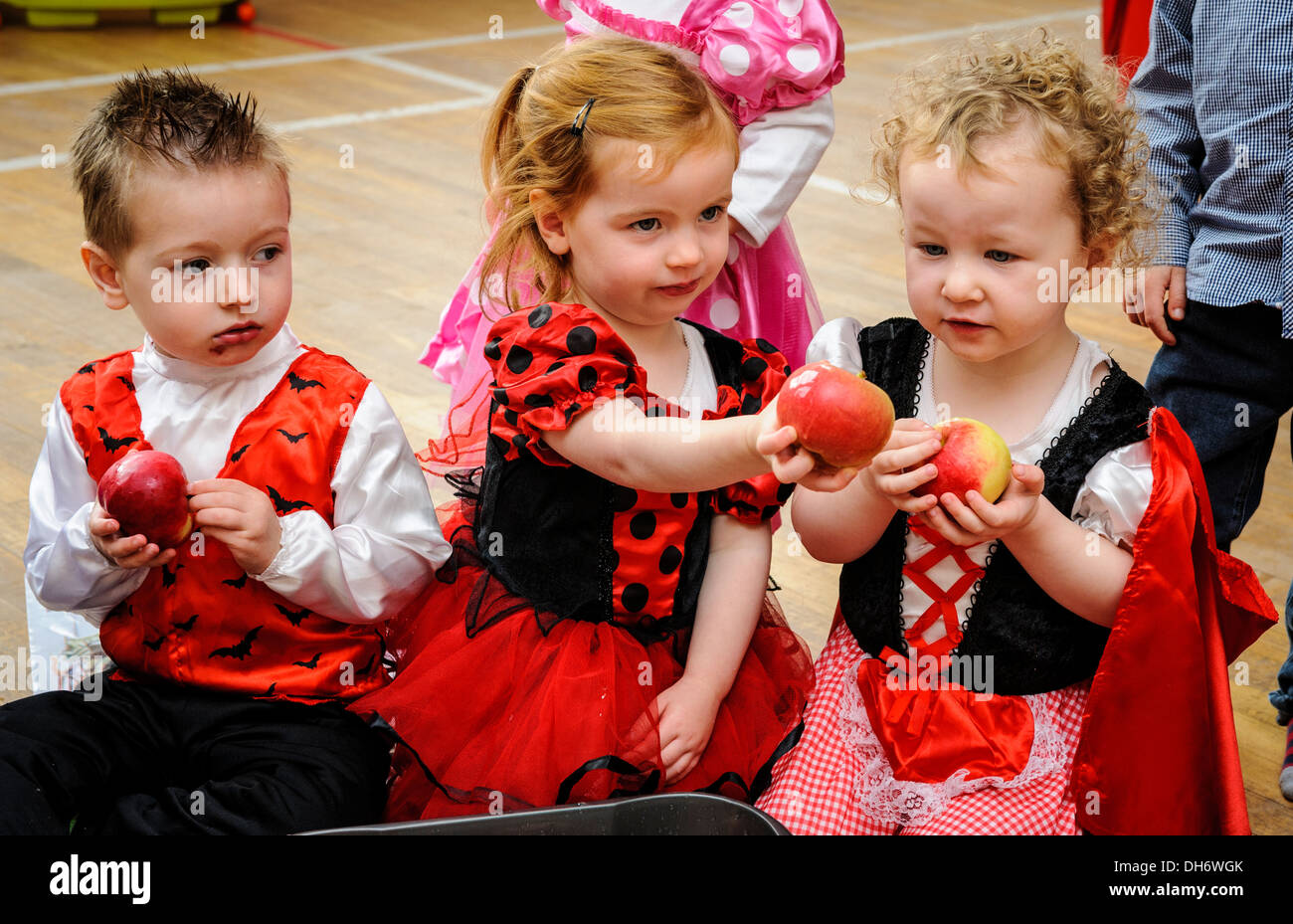 Children play apples hi-res stock photography and images - Alamy