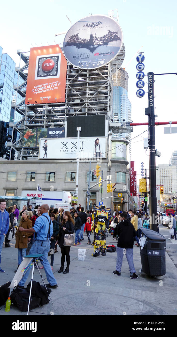 Yonge dundas square billboards hi-res stock photography and images - Alamy
