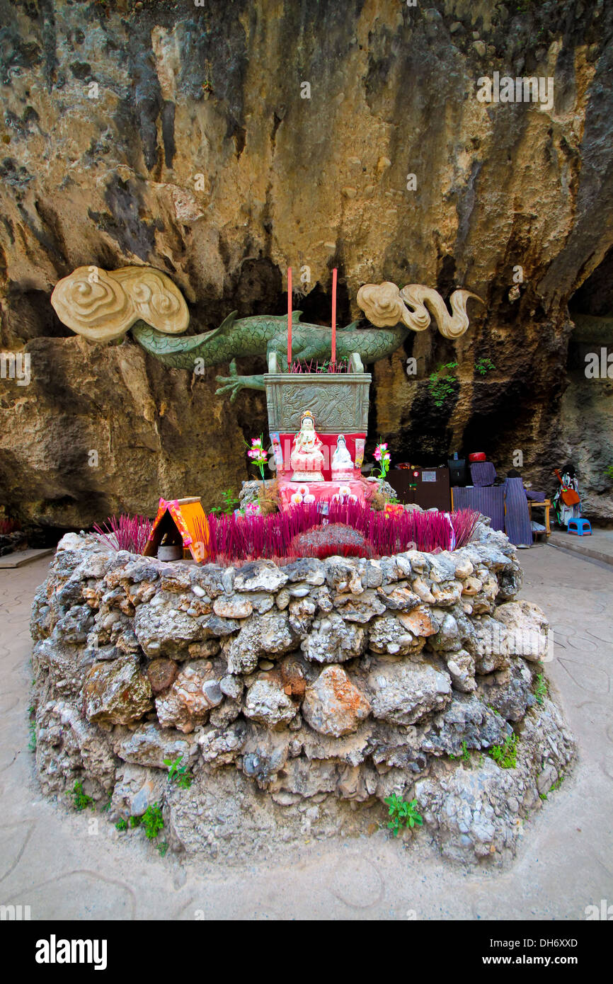Home altar chinese hi-res stock photography and images - Alamy