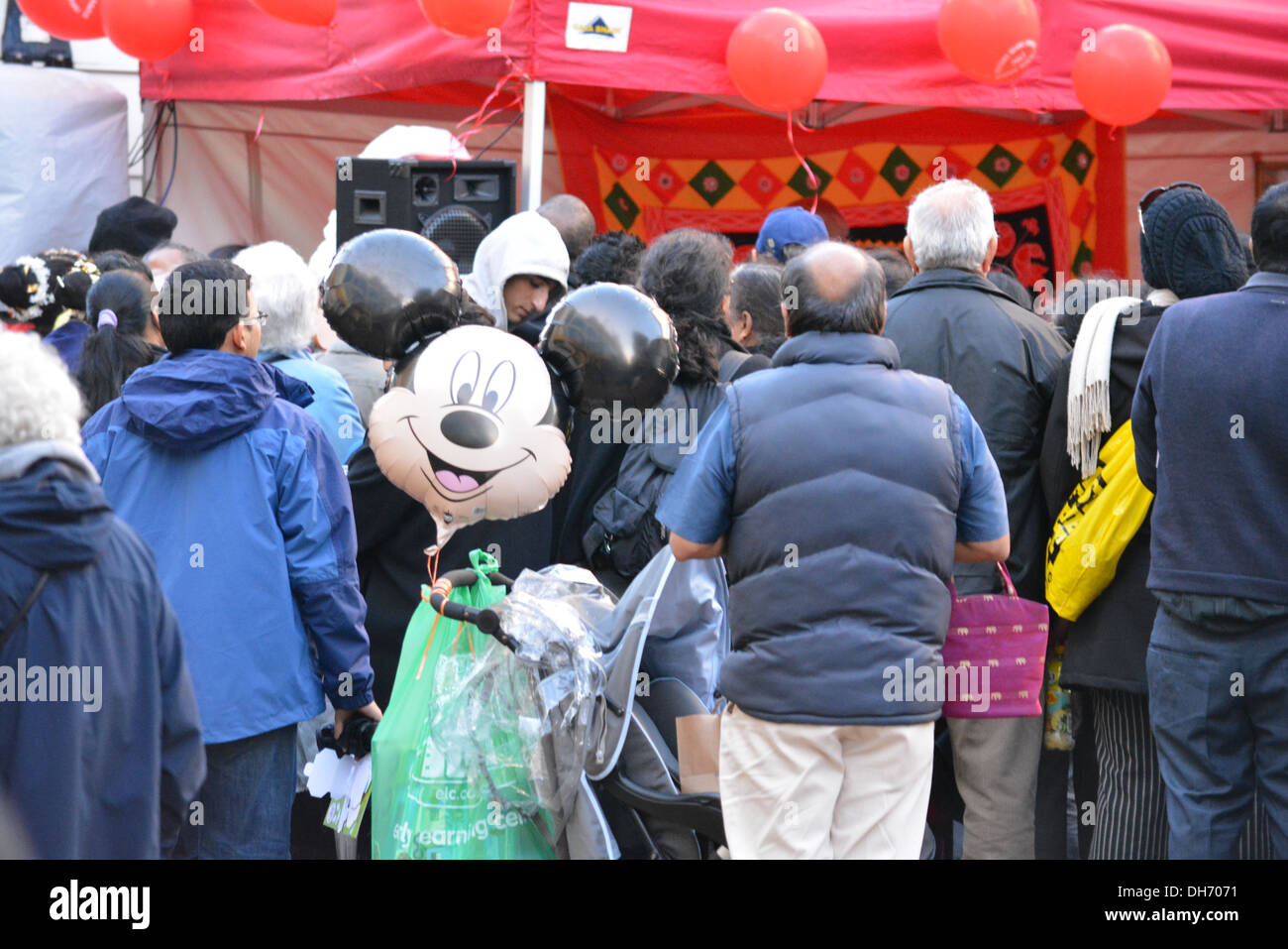 Crowd people watching street show hi-res stock photography and images ...