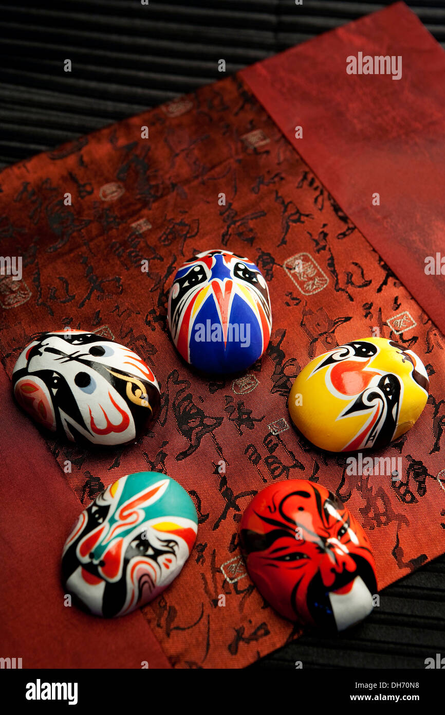 Beijing Opera Mask on the silk fabric volume, Beijing Opera facial ...