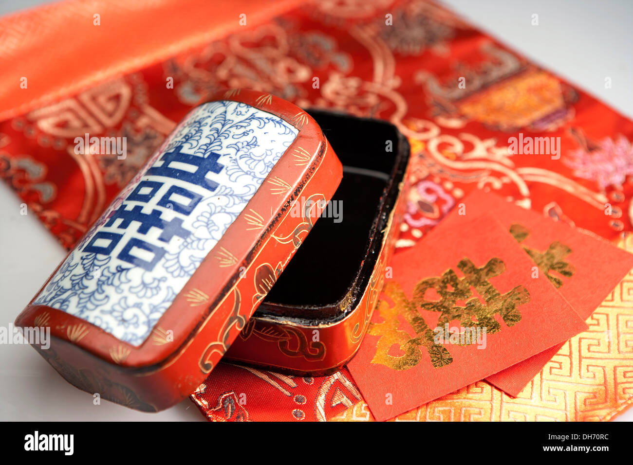 Traditional wedding invitation hi-res stock photography and images - Alamy