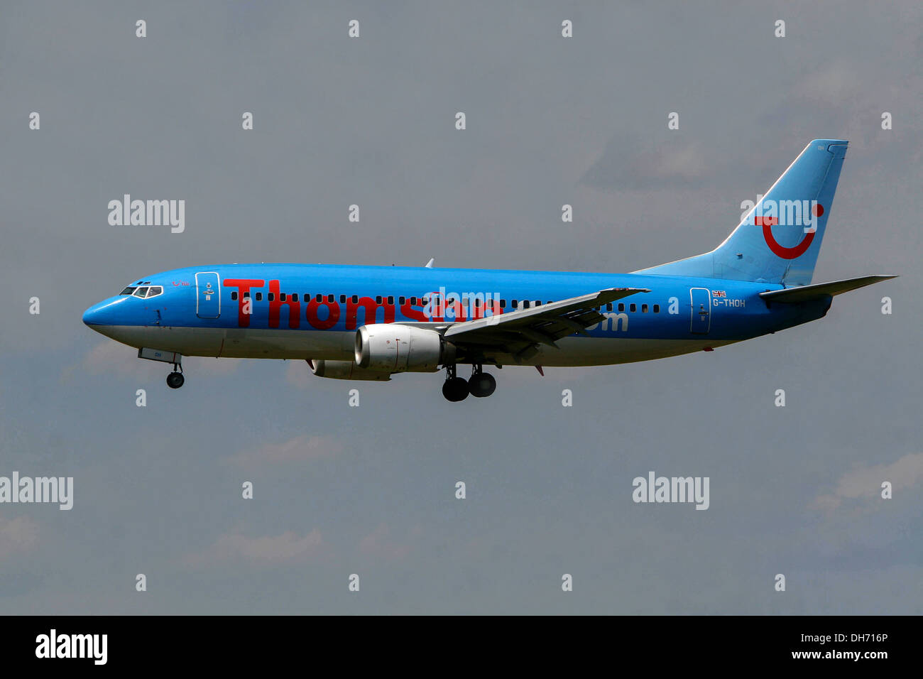 Thomson holidays aircraft airport hi-res stock photography and images ...