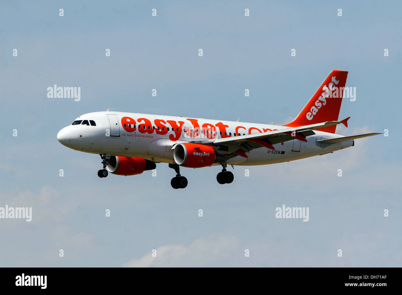 Easyjet airline livery aircraft airplane hi-res stock photography and ...