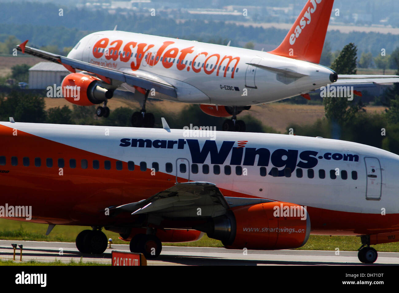 EasyJet aircraft landing Easyjet plane Smartwings Low cost Airline ...