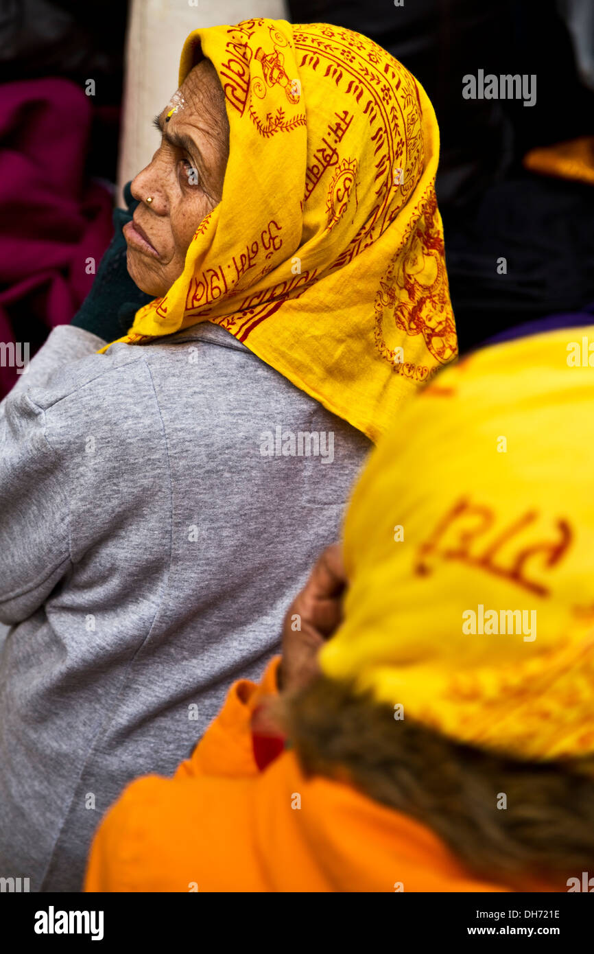 Hindu head scarf hi-res stock photography and images - Alamy