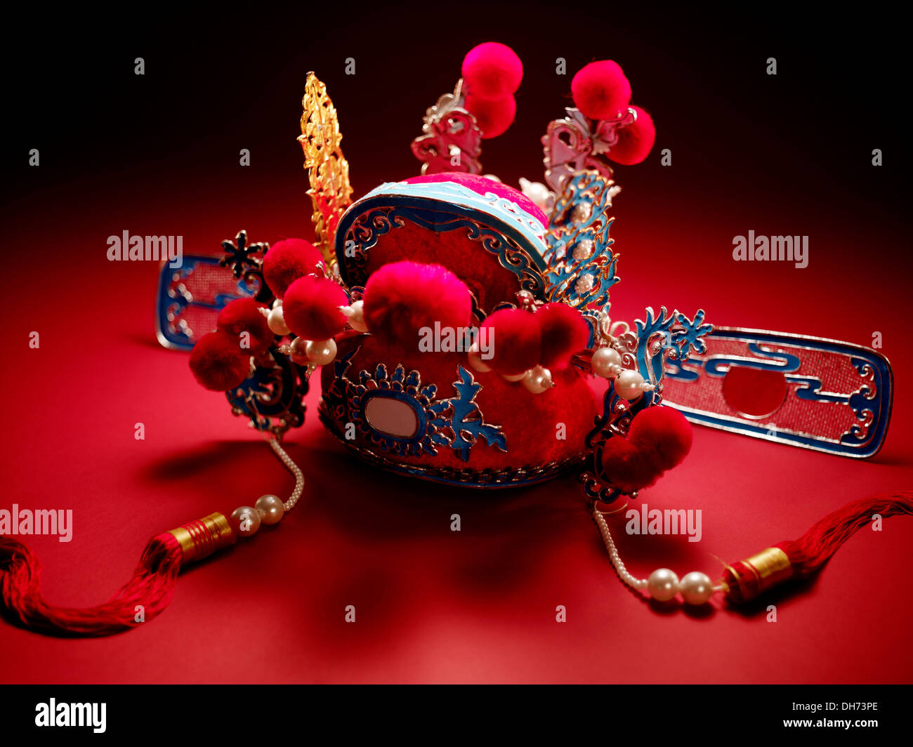 Chinese traditional wedding crown Stock Photo - Alamy