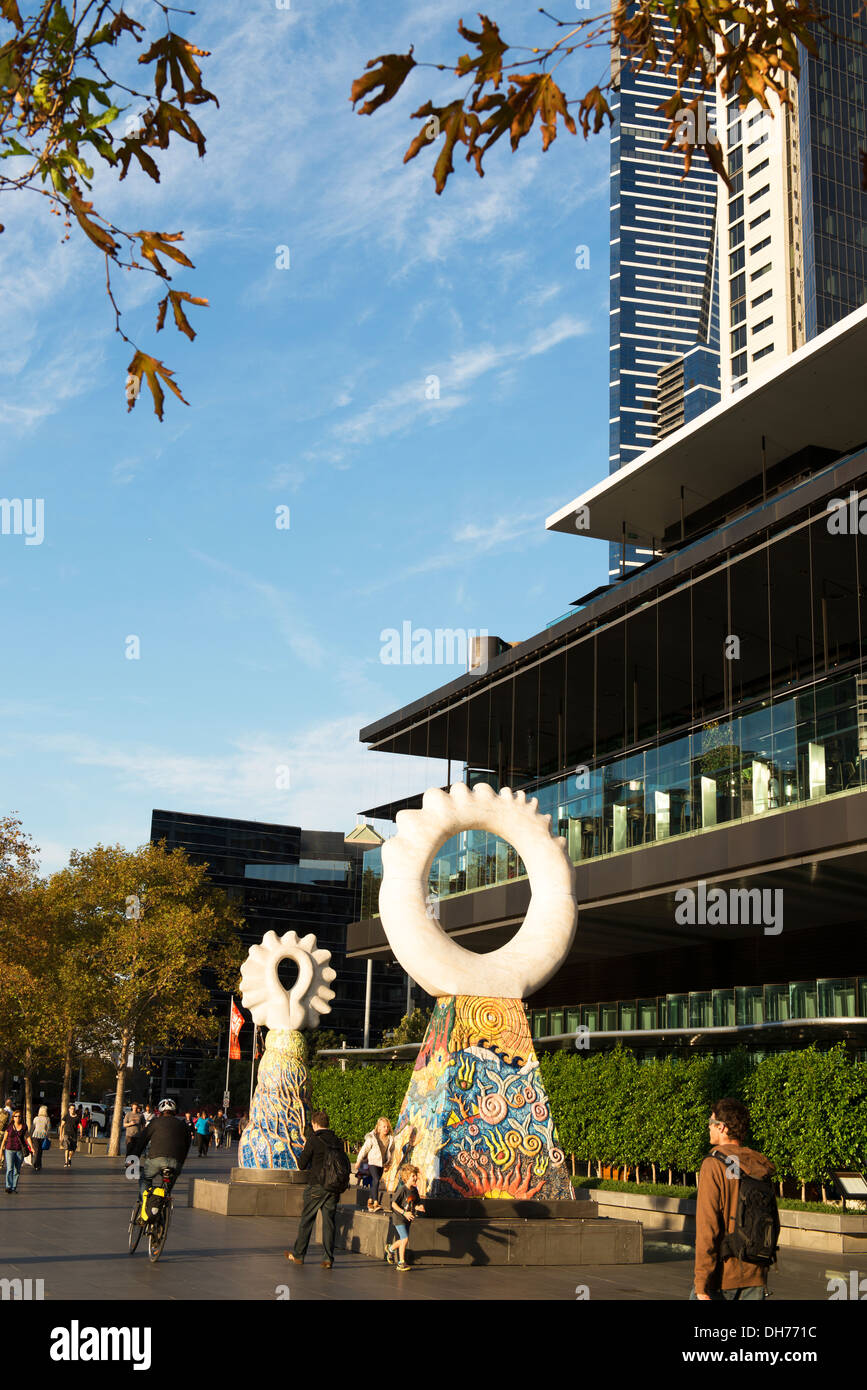 Locals and visitors enjoy the river promenade at Southbank Stock Photo ...