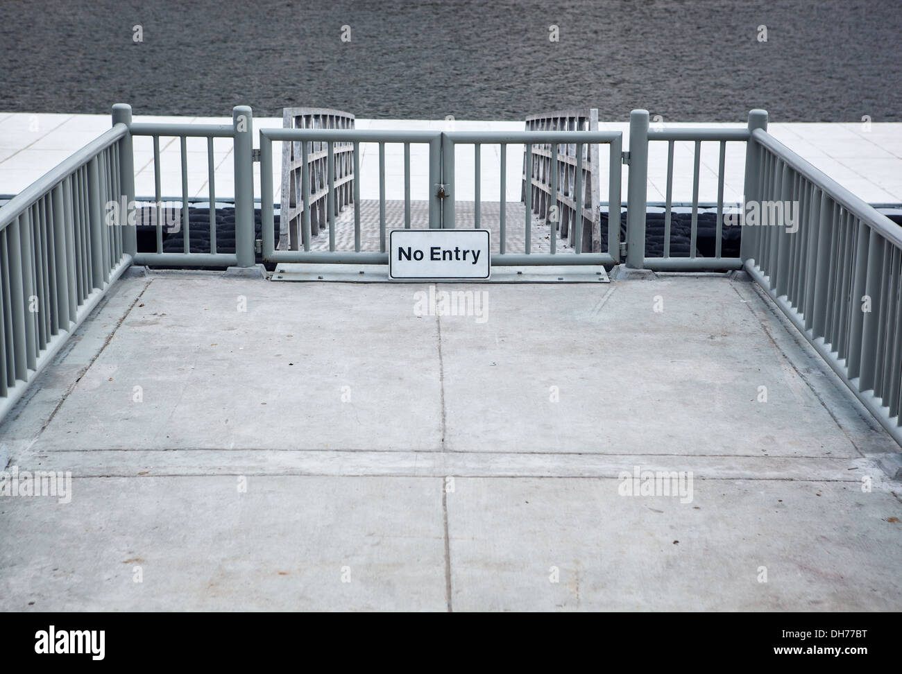 Entry fence hi-res stock photography and images - Alamy