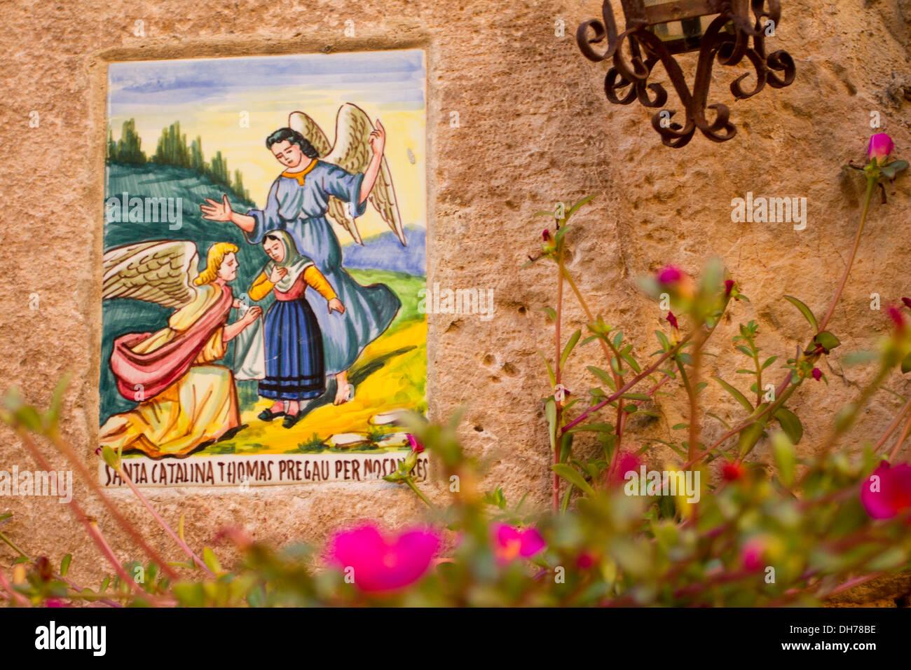 Drawings of Santa Catalina Thomas in a entrance of a house in ...