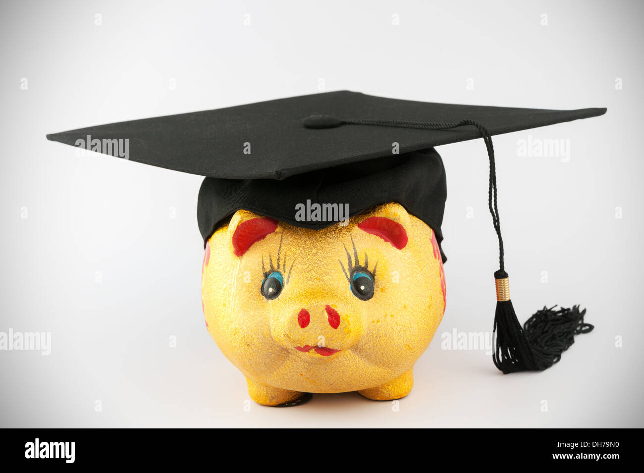 A golden piggy bank wearing a graduation cap Stock Photo - Alamy