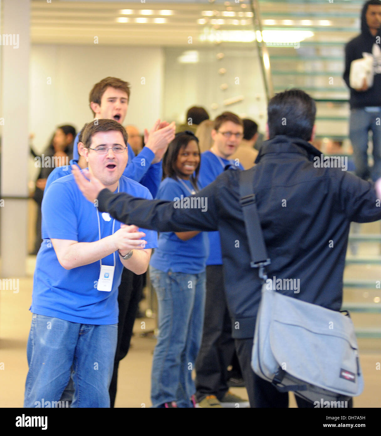 Apple store staff customers hi-res stock photography and images - Alamy