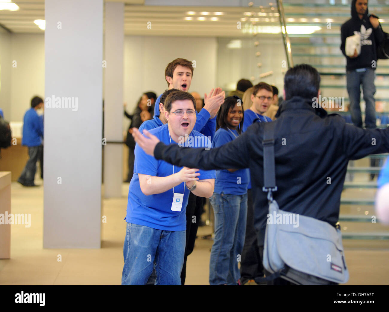 Customers are applauded by Apple staff at launch of new 3rd Generation ...