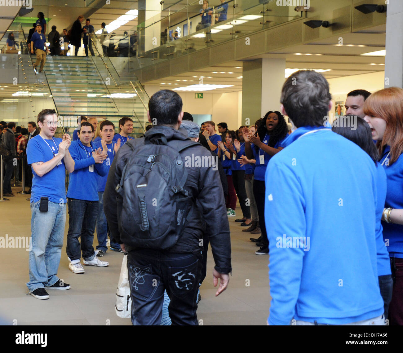 Customers are applauded by Apple staff at launch of new 3rd Generation ...