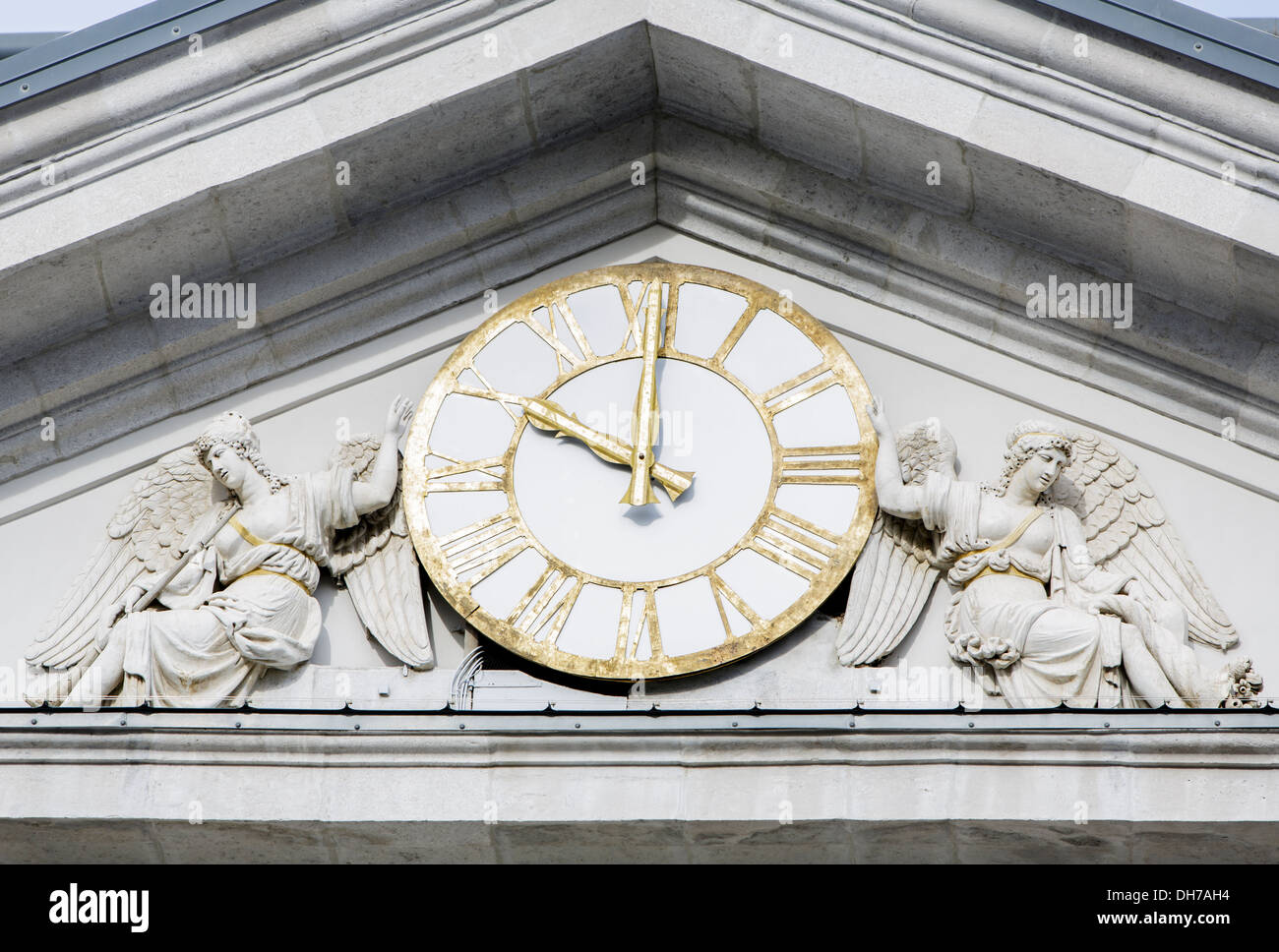 Antique clock angel hi-res stock photography and images - Alamy