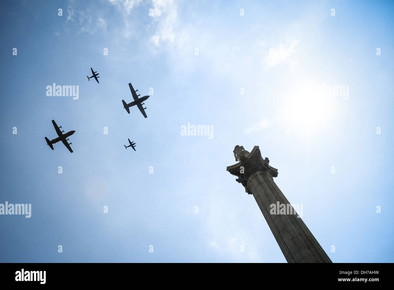Queens birthday flypast hi-res stock photography and images - Alamy