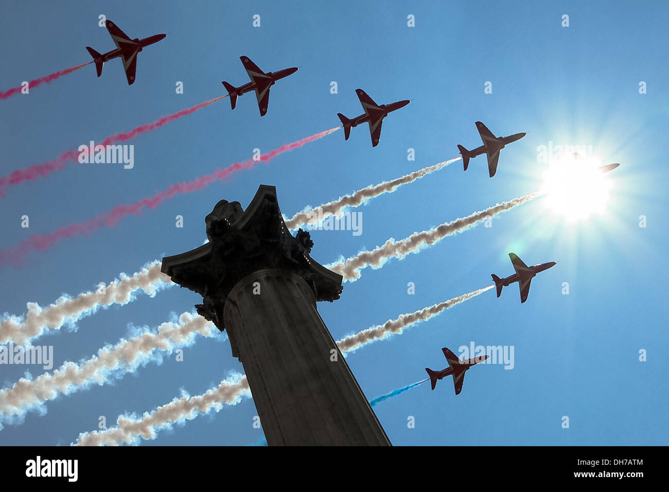 Queens birthday flypast hi-res stock photography and images - Alamy
