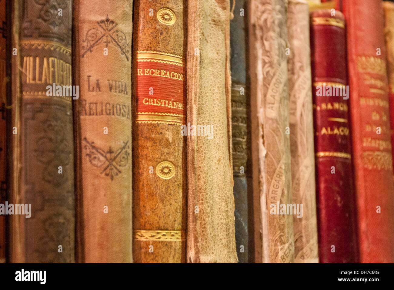 Old books library hi-res stock photography and images - Alamy