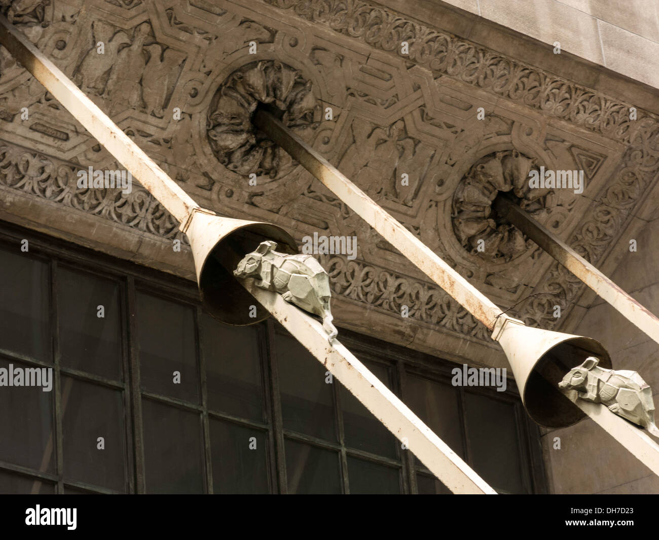 Sculpted Rats on The Graybar Building at Grand Central Terminal, NYC ...