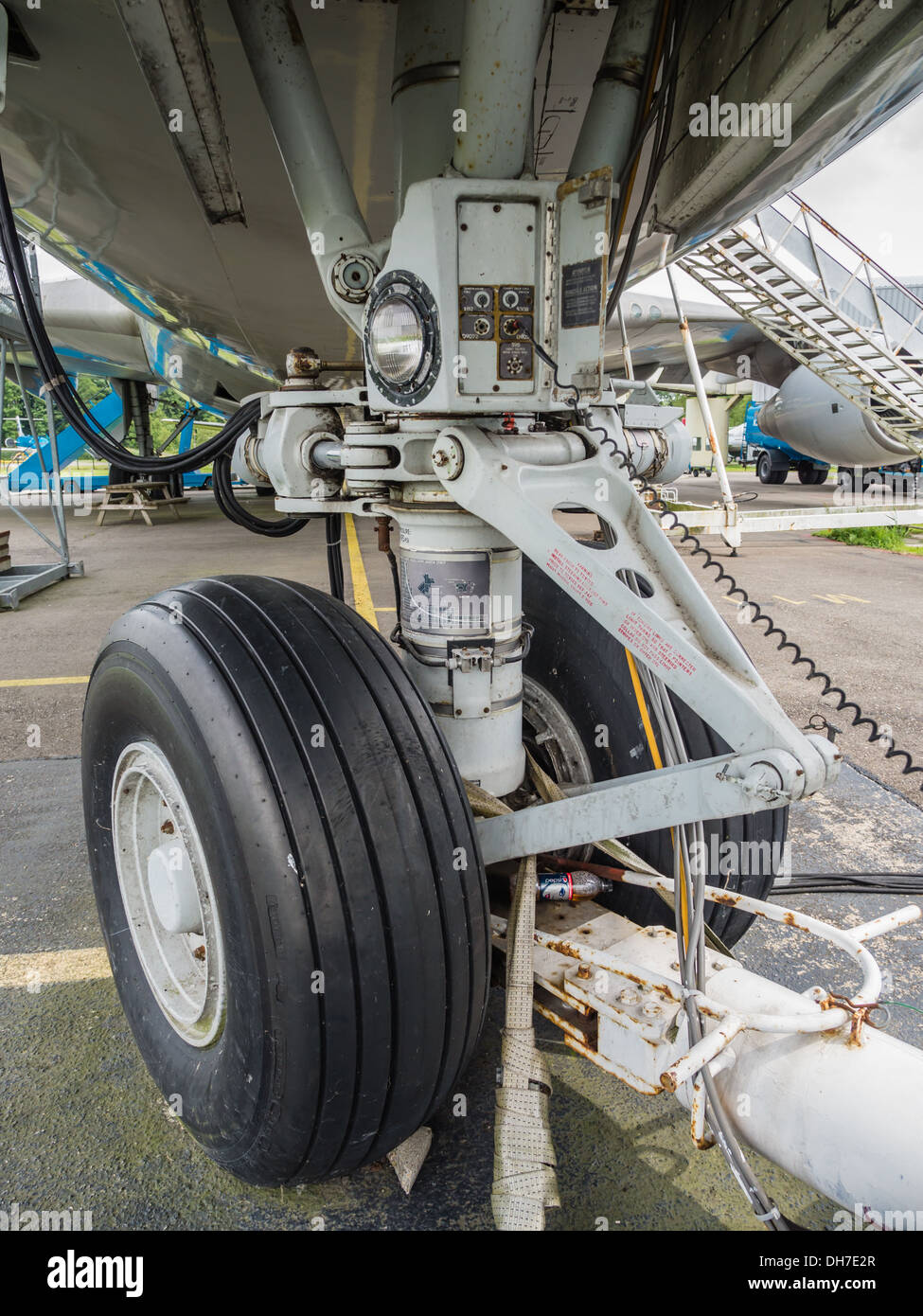 Landing wheels of a jumbo jet airliner Stock Photo - Alamy