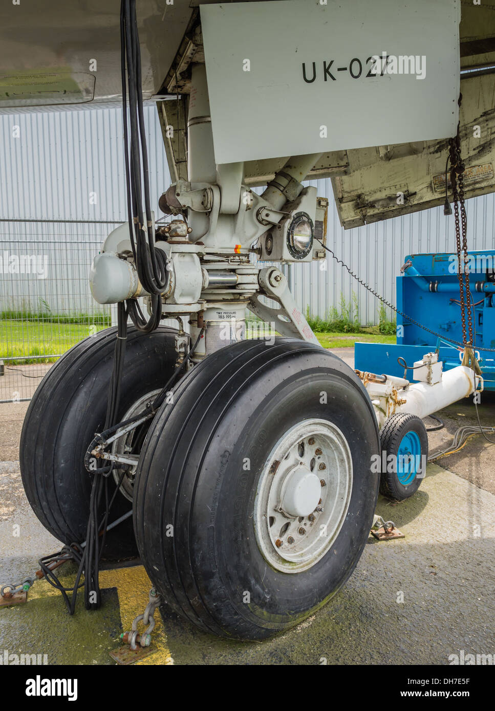 Landing wheels of a jumbo jet airliner Stock Photo - Alamy