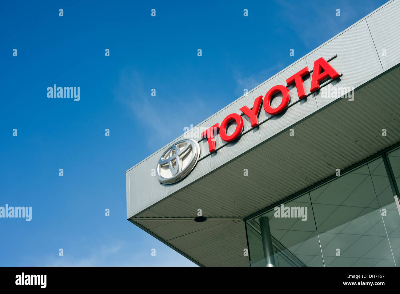 Toyota Logo Sign Stock Photos & Toyota Logo Sign Stock Images - Alamy