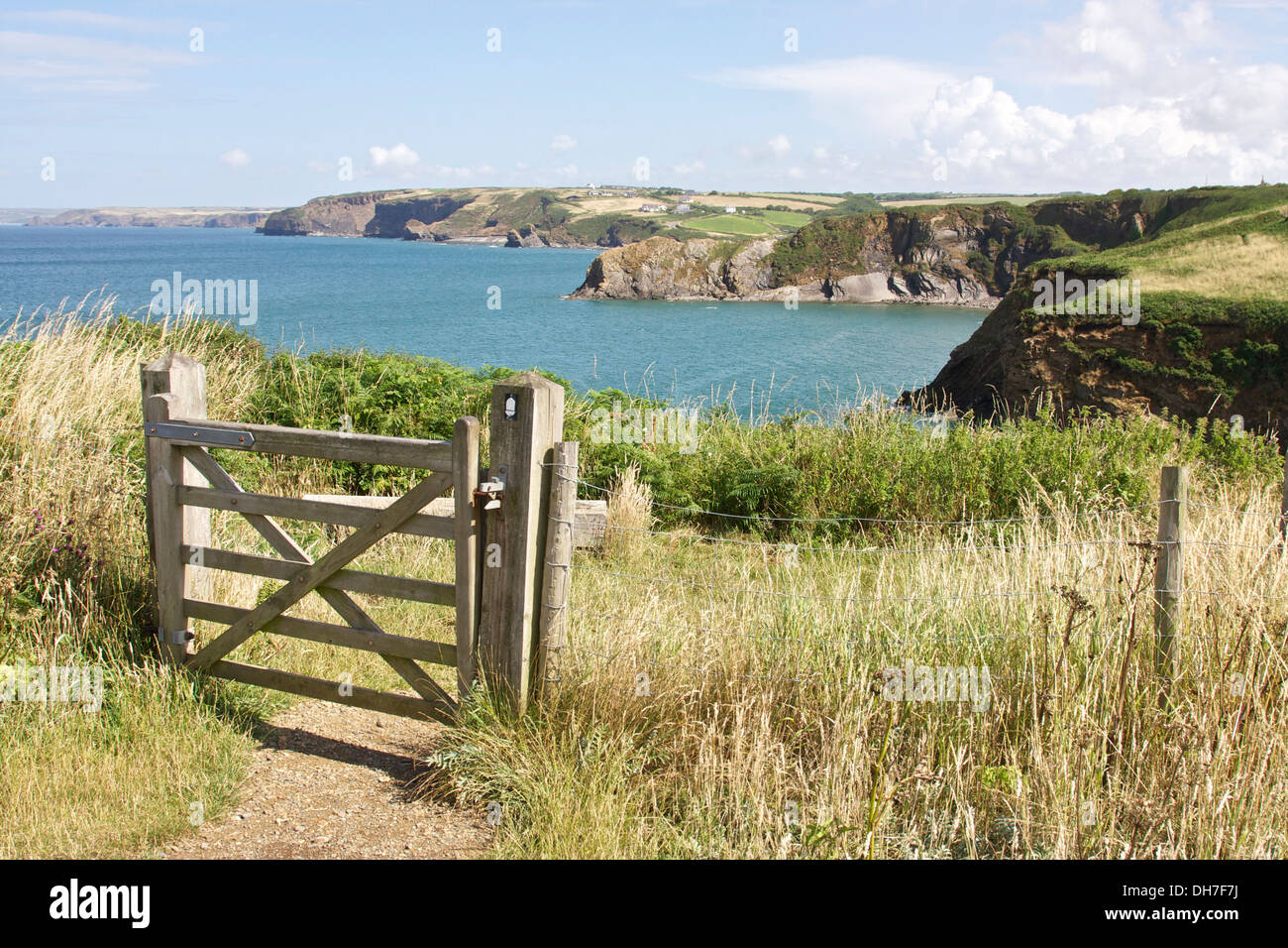 Wooden gate path pathway hi-res stock photography and images - Alamy