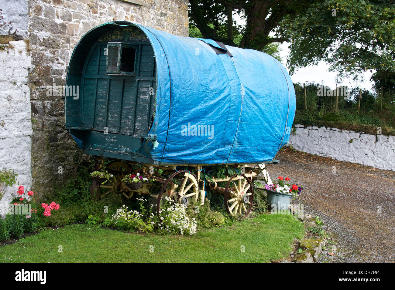 Old gypsy caravan hi-res stock photography and images - Alamy