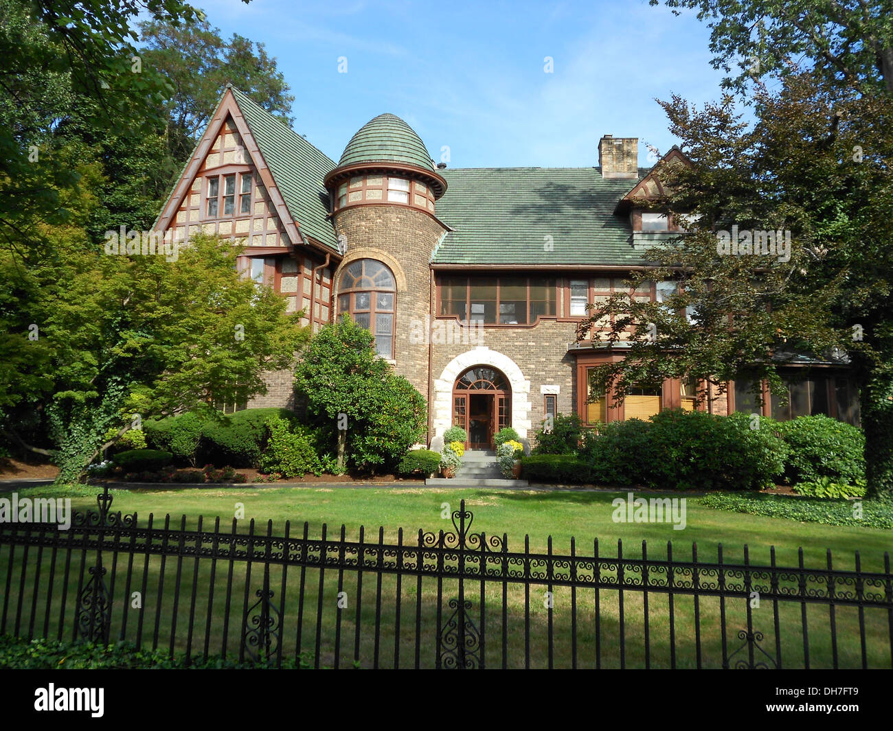 This building is located at the corner of Washington and Delaware ...