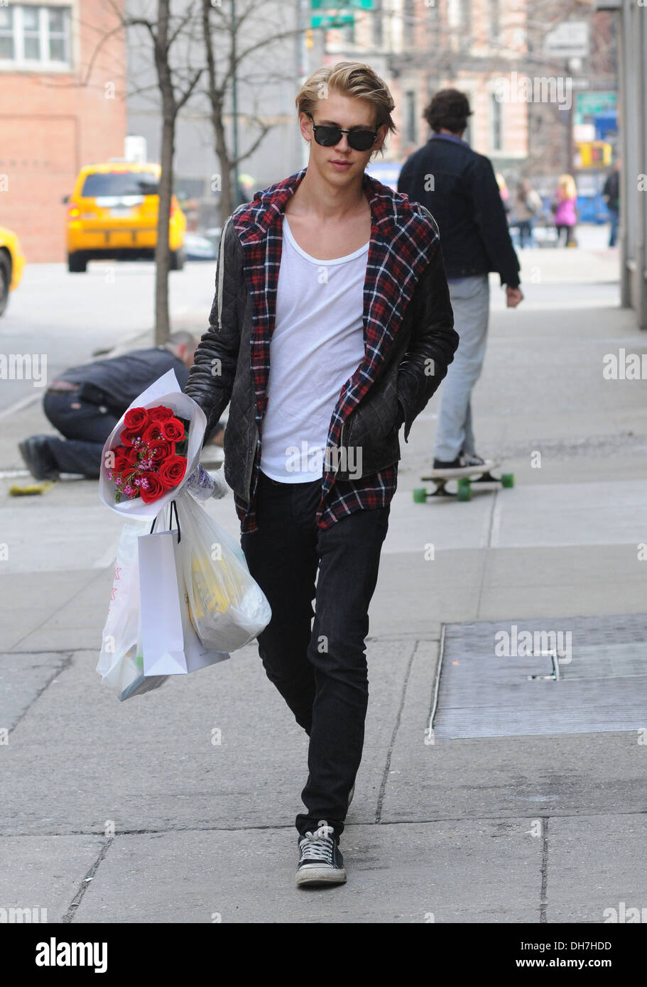 Austin Butler arrives at his Manhattan hotel with flowers for his ...