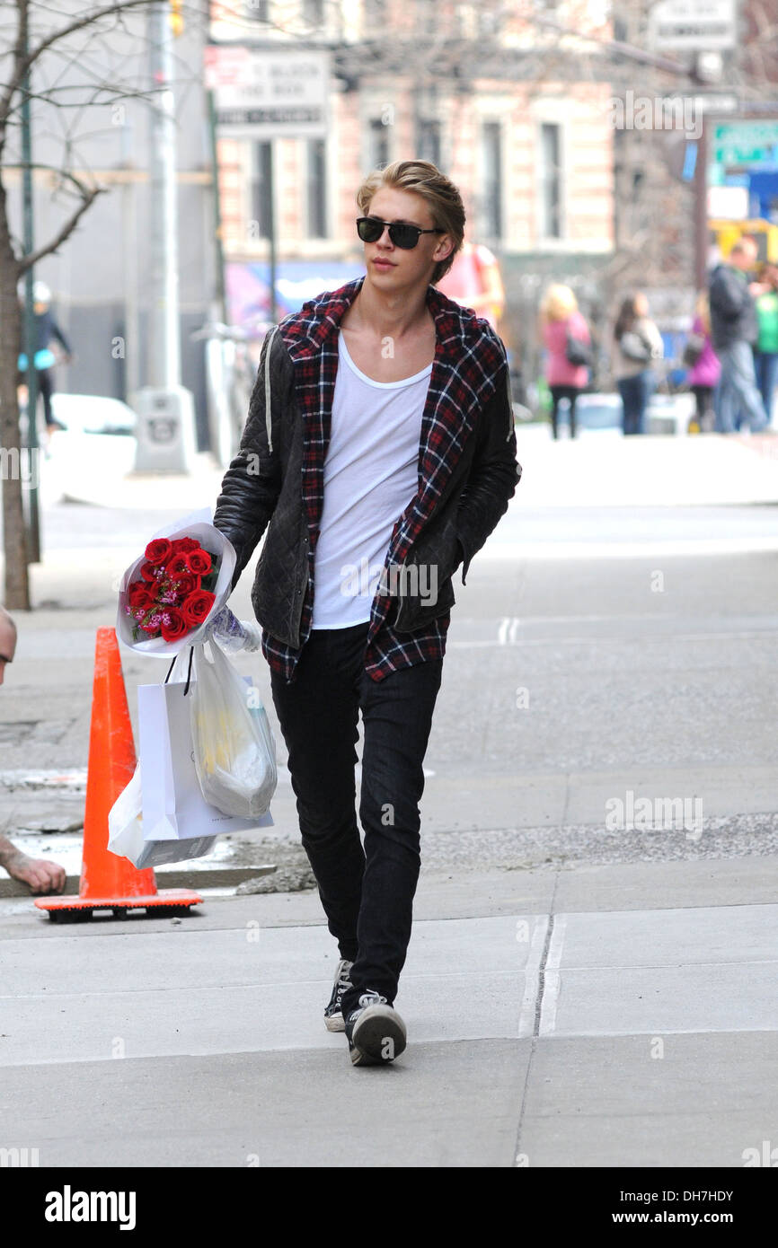 Austin Butler arrives at his Manhattan hotel with flowers for his ...