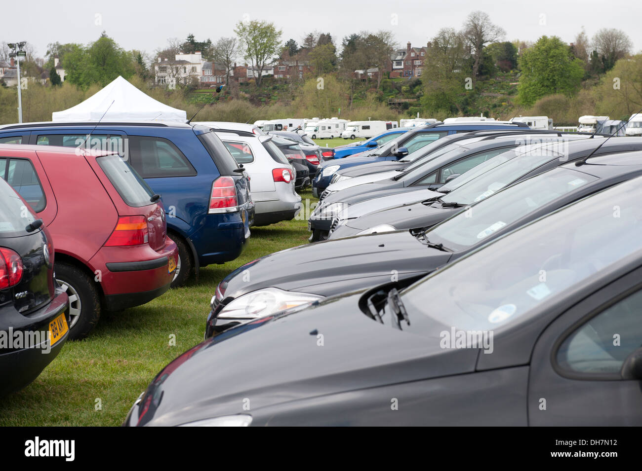 Car parked on grass hi-res stock photography and images - Alamy