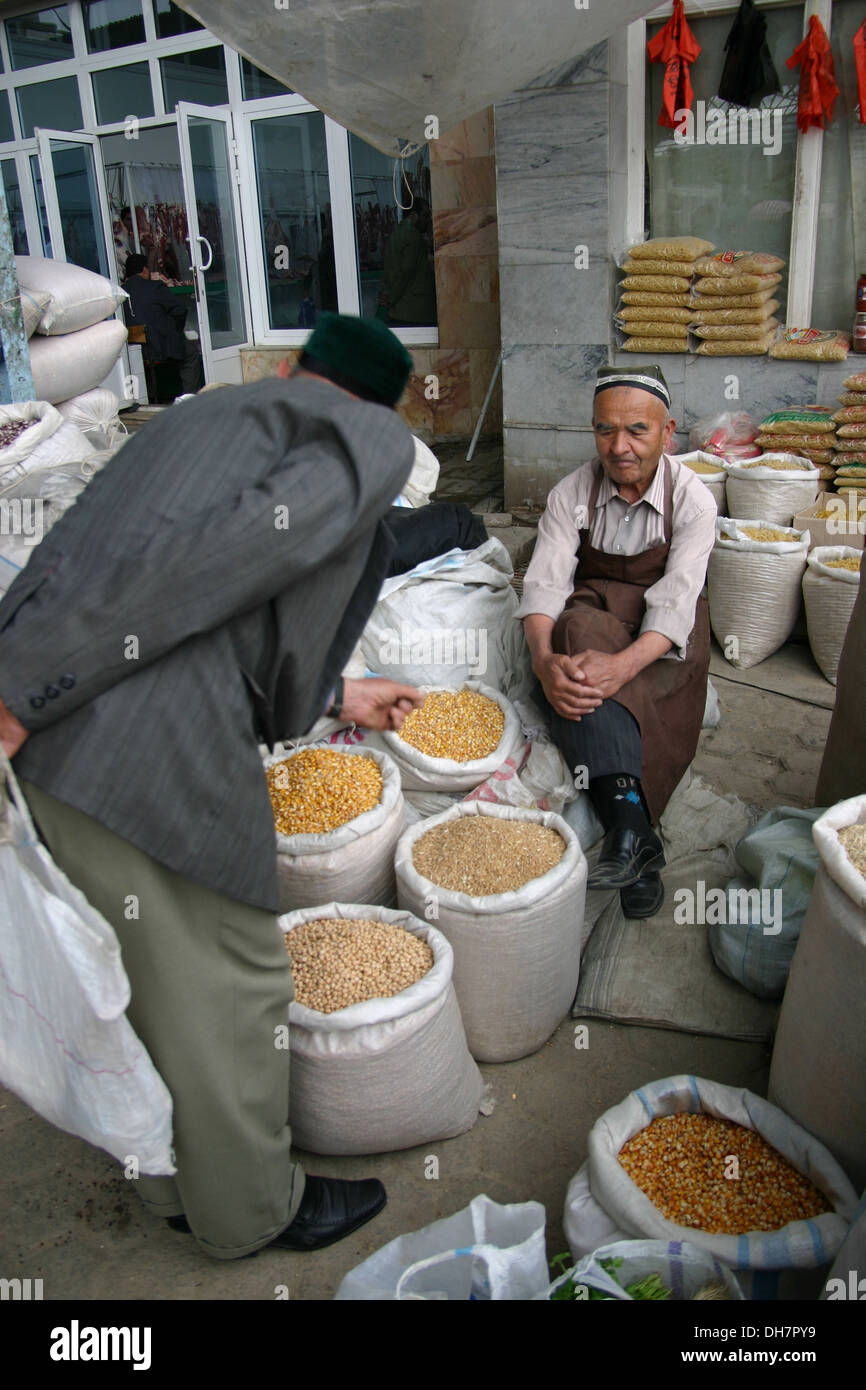 Traditional man selling spices in a market in Samarkand in Uzbekistan ...
