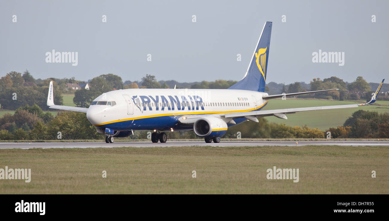 Ryanair Boeing 737 EI-DYH departing London-Luton Airport LTN Stock ...