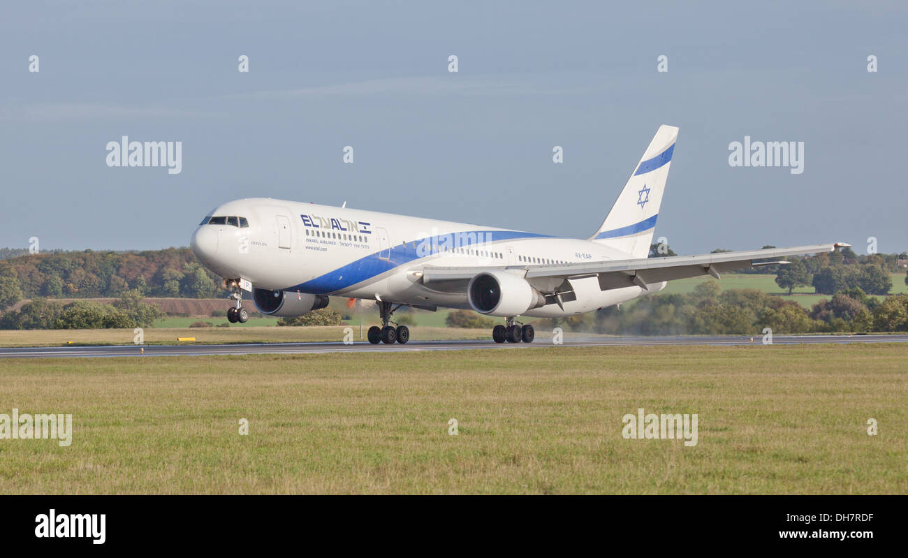 EL-AL Israel Airlines Boeing 767 4X-EAP landing at London-Luton Airport ...