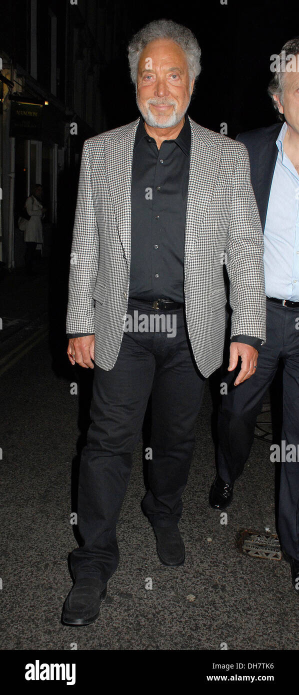 Tom Jones arriving at the oldest restaurant in London, Rules est. 1798 ...